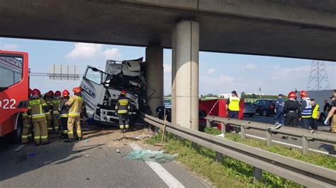 Wypadek na S8 na wysokości Bemowa Ciężarówka uderzyła w filar nie