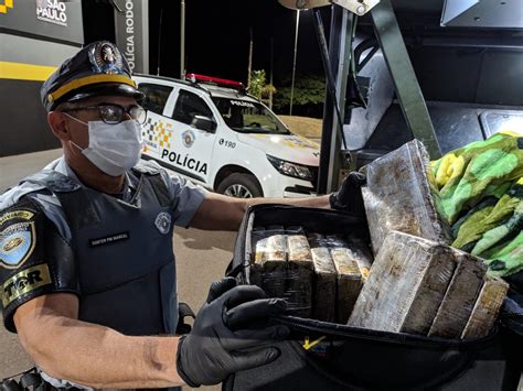 Boliviana transporta quase 13 quilos de pasta base de cocaína em ônibus