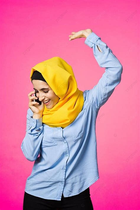 Nền Một Phụ Nữ Hồi Giáo Mặc Khăn Trùm đầu Màu Vàng Nói Chuyện điện
