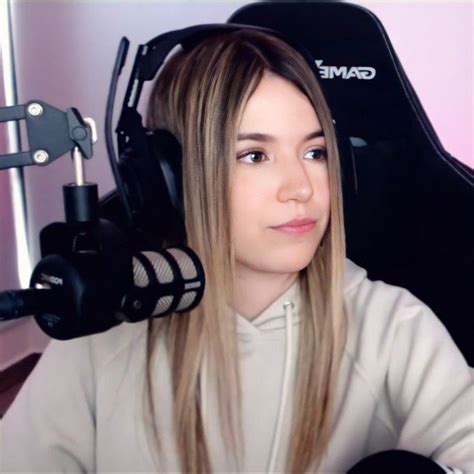 𝑅𝑖𝑣𝑒𝑟𝑠 𝑔𝑔 Cara enojada Fotos de gente divertidas Chicas gamers