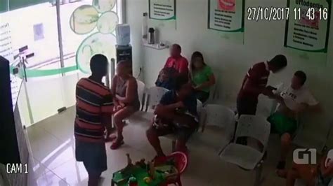 Vídeo mostra dois homens armados assaltando pacientes de clínica em