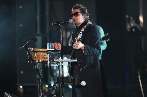 León Larregui estrena dos canciones más de Prismarama Sin Documentos