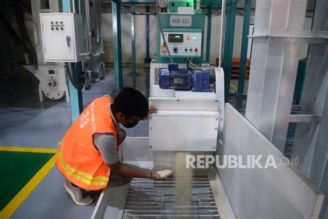 In Picture Kemas Beras Bantuan PPKM Bulog Gunakan Mesin Rice To Rice