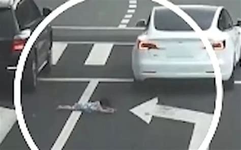 Vídeo Criança cai de carro em movimento pela janela Revista Crescer