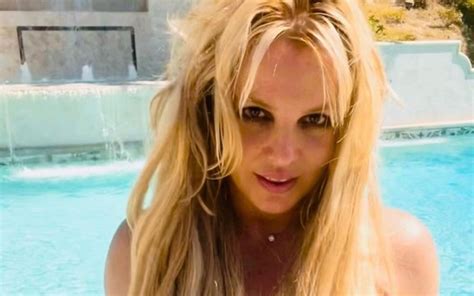 Britney Spears Renova O Bronze Em Piscina De Sua Mans O Vogue
