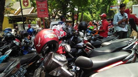Warga Di Bojonegoro Keluhkan Tarif Parkir Liar Yang Mencapai Rp 5 Ribu