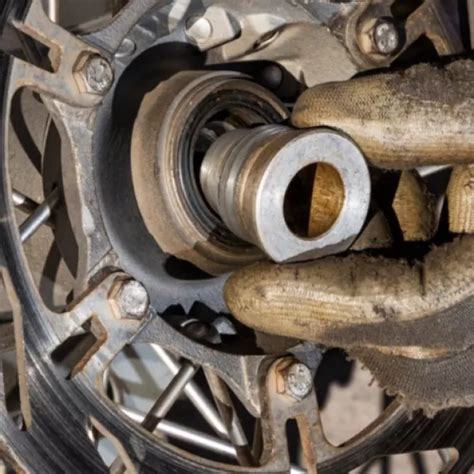 Guía paso a paso Cómo cambiar la rueda delantera de tu moto Kmoto
