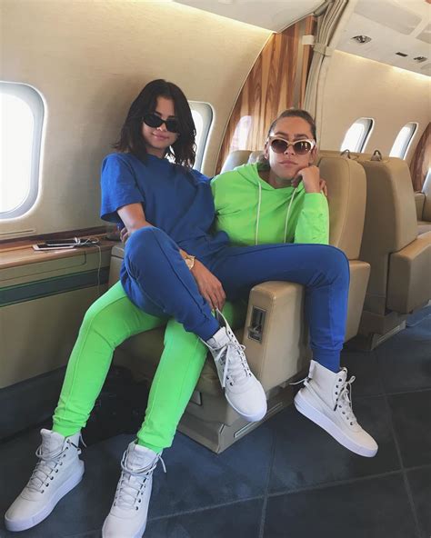 Selena Gomez dá uma ajuda à nova criação do namorado MoveNotícias
