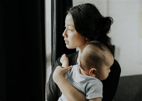 Nghi vợ ngoại tình vì nhiều đêm từ chối yêu vô tình nhìn thấy em trong