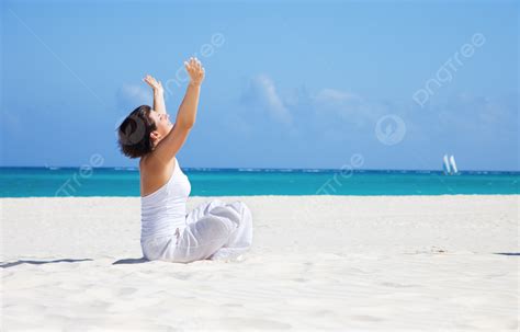 Fondo Meditación En La Playa Mujer Disfrutando De La Meditación Foto E