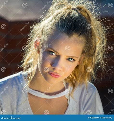 Muchacha Adolescente Rubia De La Cadera Foto De Archivo Imagen De