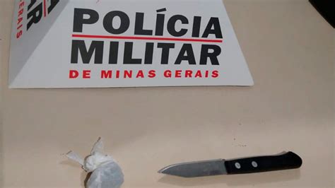 Casal armado faca é preso após assaltar pedestres na praça do