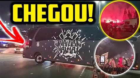 QUE INCRÍVEL OLHA A RECEPÇÃO DA FIEL NA CHEGADA DO ÔNIBUS DO TIMÃO