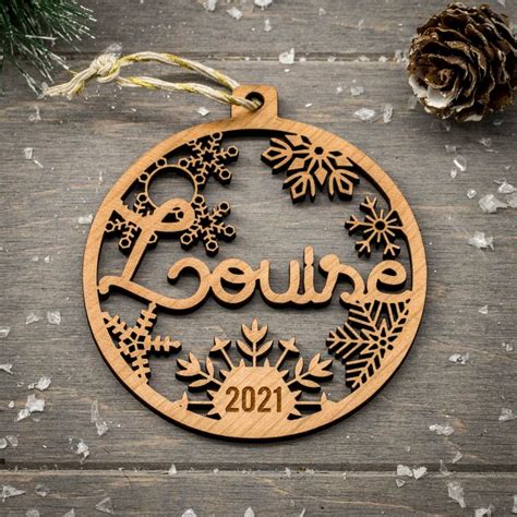 Boule de Noël personnalisée en bois avec gravure photo et texte avec