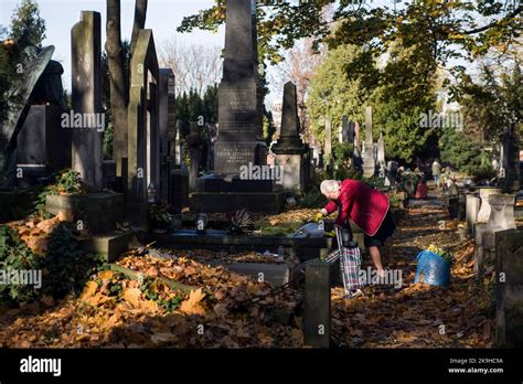 Limpiando tumbas fotografías e imágenes de alta resolución Alamy