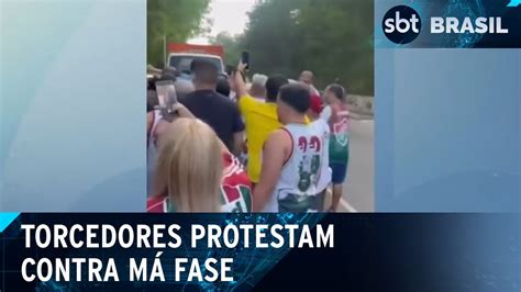 Torcedores Do Fluminense Protestam Em V Spera Do Jogo Contra O Flamengo