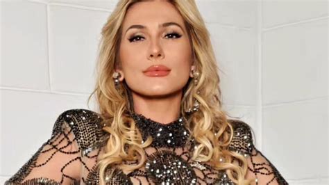 Lívia Andrade chama atenção na web ao posar look transparente Nossa