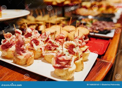 Variedad De Pinchos Pintxos En Un Bar De España San Sebastiana Imagen