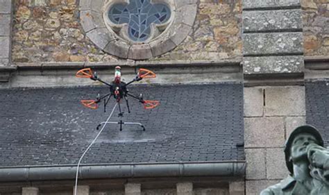 1 Nettoyage Démoussage Toitures Façades Bardages par drone SI DRONE
