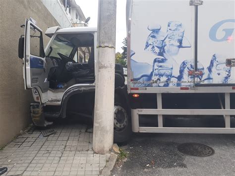 Caminhão perde o freio desvia de postes e bate em muro de casa em Nova