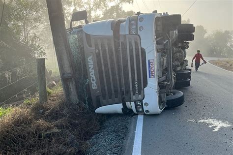 Tombamento de caminhão deixa motorista ferido no Baú Central em Ilhota