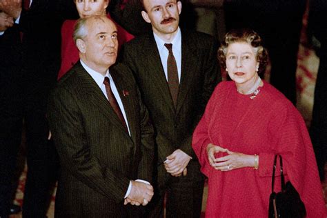 Príncipe Charles se torna rei Charles III a morte da rainha