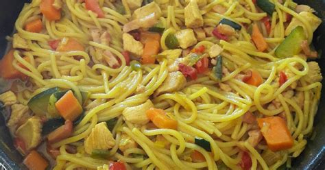 Espaguetis con verduras y pollo especiado Receta de Nuria González