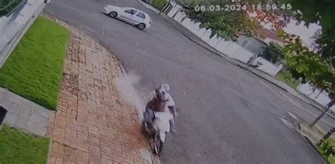 Câmera registra momento em que motocicleta é fechada por veículo antes