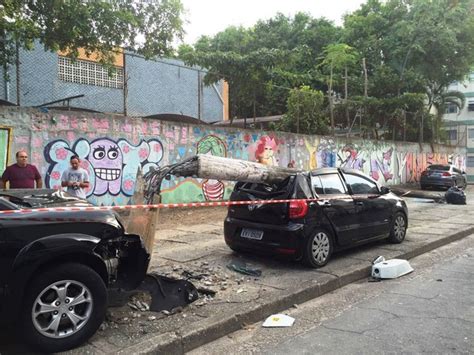 G1 Suspeito derruba poste e acaba preso após perseguição policial em