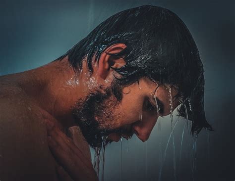 Caduta dei capelli in autunno il fenomeno è fisiologico ecco le cause
