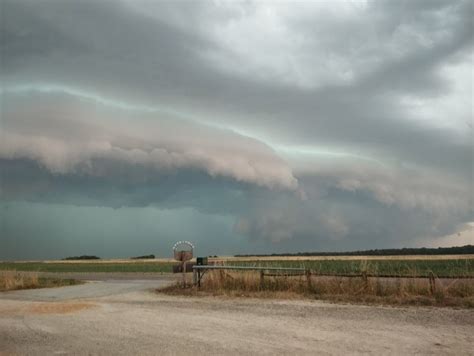 Météo Pluies diluviennes grosses rafales de vent et grêlons énormes