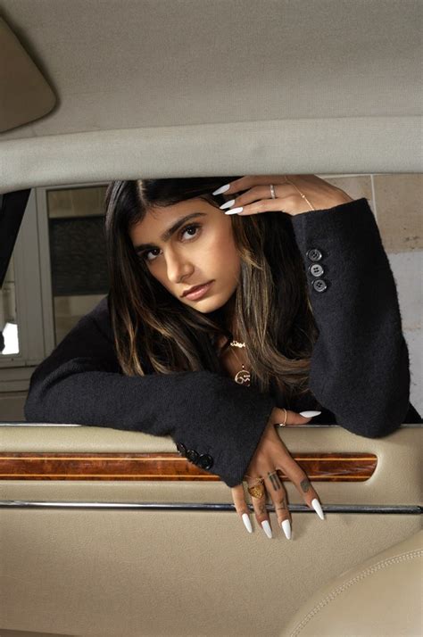 Bývalá Pornohvězda Mia Khalifa Představuje Vlastní Značku šperků Cena Začíná Na 1 600 Korunách