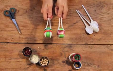 Cómo hacer maracas con cucharas de plástico