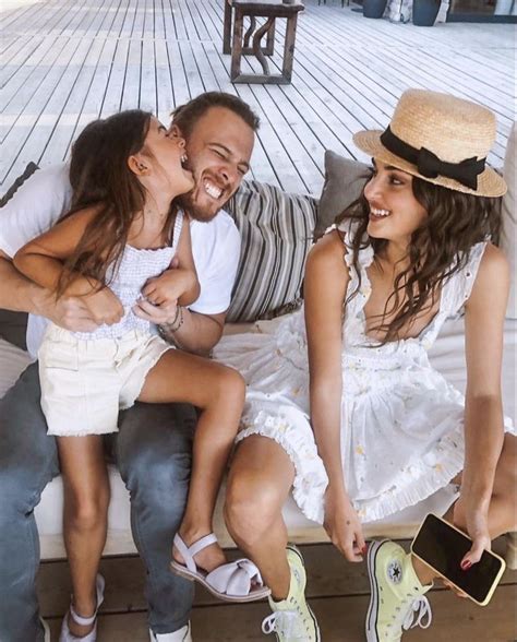 Kerem Bürsin Maya Başol y Hande Erçel en el set de Sen Çal Kapımı en