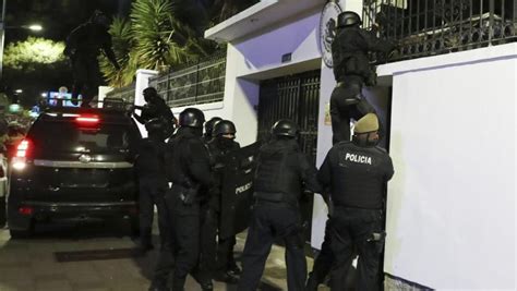 Ecuador Invadi La Embajada De M Xico En Quito Y Se Rompieron Las