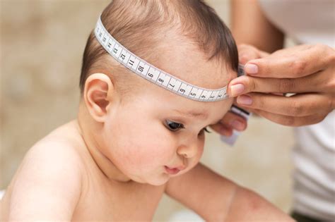 Por qué el pediatra mide la cabeza de tu bebé al nacer Eres Mamá