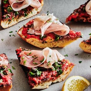 Tartines Aux Tomates Aux Olives Et Au Prosciutto Mordu