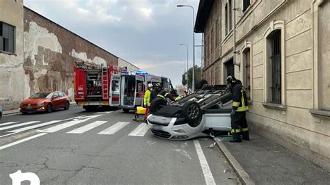 Incidente in centro città auto si ribalta Ferita una persona