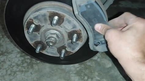 Cómo cambiar las pastillas o balatas de los frenos delanteros Hyundai y