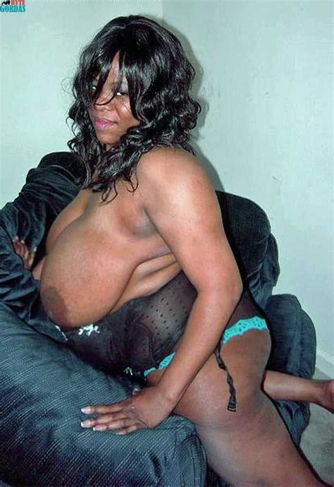 Negra Con Enormes Tetas Desnuda En La Sala De Su Casa ByteGordas