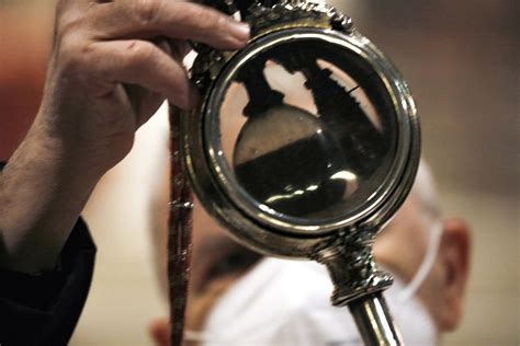 Si è sciolto il sangue di San Gennaro oggi la processione a Napoli