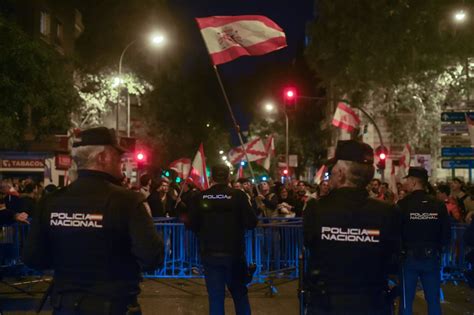 Unas 75 Personas Se Concentran En Ferraz La Noche Con Menor Afluencia