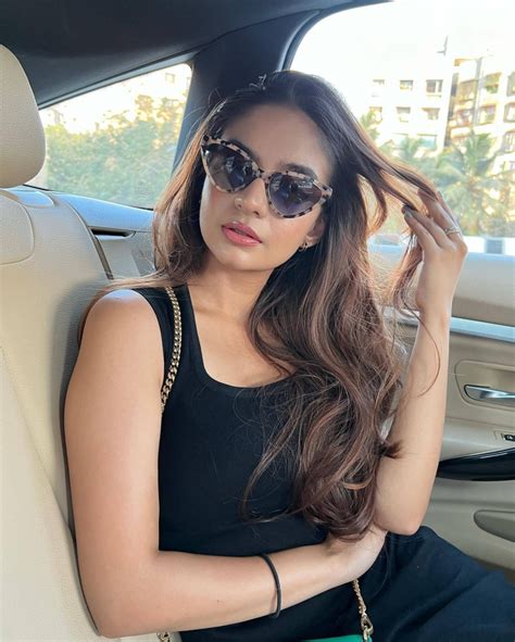 Anushka Sen Poses Hot In The Car The Actress Made Crazy In A Small Dress Informalnewz