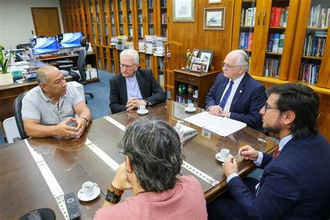 Presidente em exercício do STF recebe representantes de instituições de