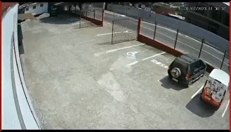 VÍDEO motociclista tem perna arrancada durante batida carro em rua