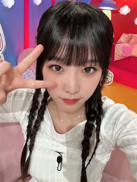최예나 on Twitter YENA PIC 23 04 17 걸스나잇아웃 월요일 저녁인데 뭐해 웅 나 명MC 예나