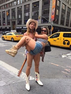 EGO Dani Sperle faz campanha pelo Miss Bumbum em Nova York notícias