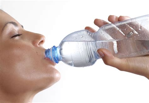 Agua del grifo o embotellada La mejor opción según la OCU Ideal