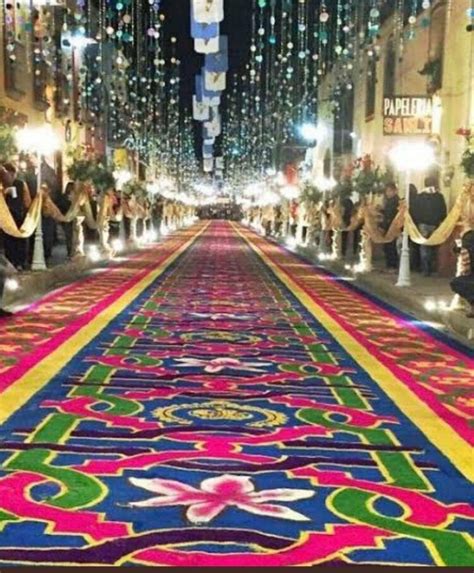 Flores colibríes y vitrales así fue el tapete de aserrín más largo