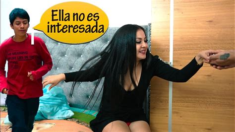 Adolescente Se Enamora De Mujer Interesada Sin Pensar En Las